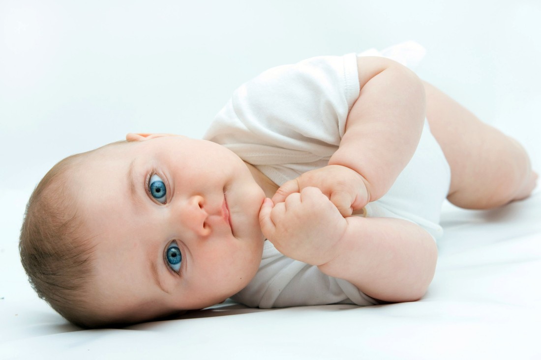 Child's Love - Thinking Baby - Baby Posters | OshiPrint.in